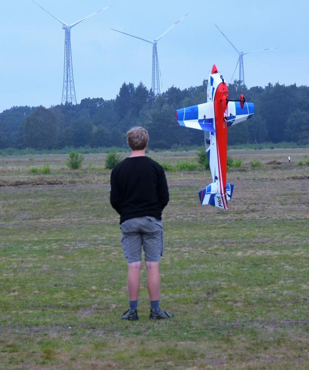Modellflieger präsentieren in Achmer ihre imposanten Nachbauten