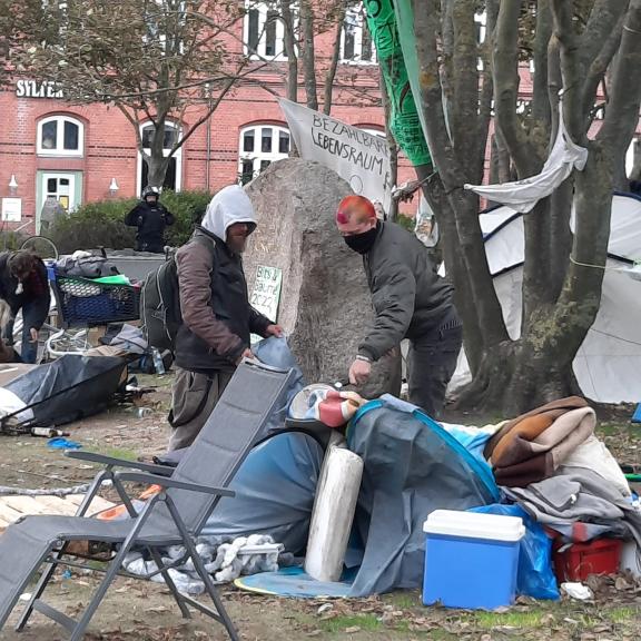 Sylt 2022: Punks müssen Protestcamp auf Sylt räumen | SHZ