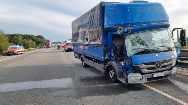 Lkw kracht auf A1 bei Bramsche in Stauende