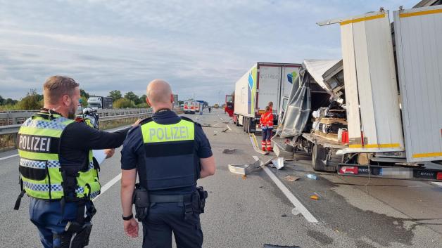 Lkw kracht auf A1 bei Bramsche in Stauende
