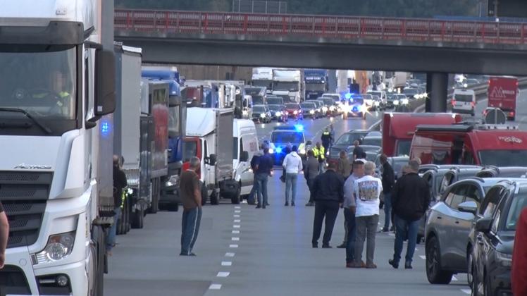 Lkw kracht auf A1 bei Bramsche in Stauende