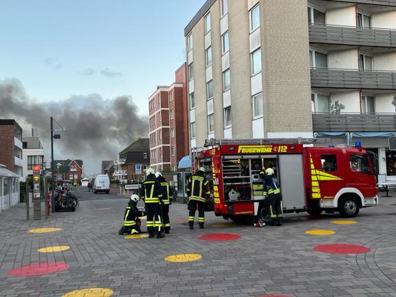 Feuer im Restaurant „Badezeit“ – Fotos vom Einsatz in Westerland