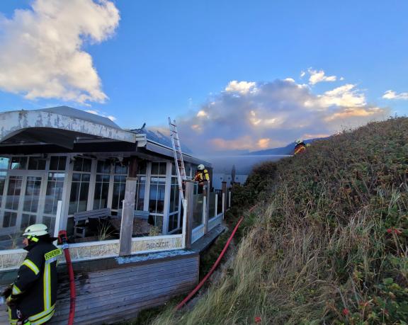Feuer im Restaurant „Badezeit“ – Fotos vom Einsatz in Westerland