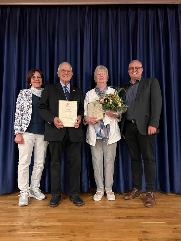 Ehrenamt in Kirche und Verein: Trittau vergibt Ehrennadel in Gold