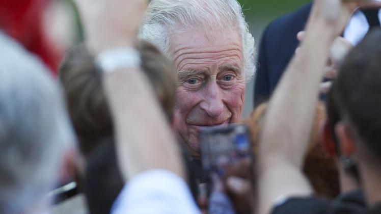 Nach #pengate: Royal-Fan schenkt König Charles III. einen Stift