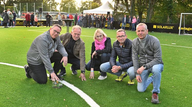 218000 Euro kostet der neue Jugend-Kunstrasen des SV Hellern | NOZ