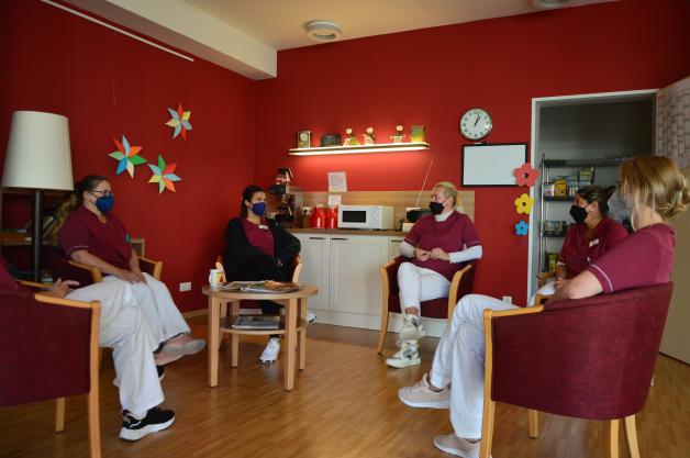 Reporterin als Pflegekraft - Eine Schicht im Altenheim in Melle