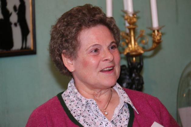 Plattsnackers der Eutiner Schützengilde zeigen Hofknicks | SHZ