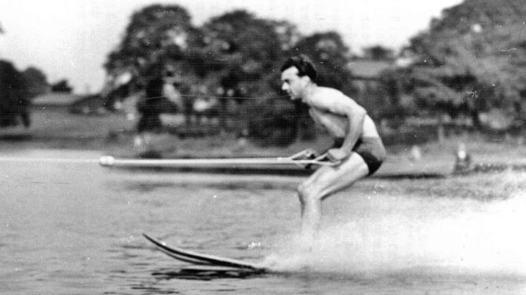 1960: Foto von Wasserski-Neuheit auf dem Bordesholmer See