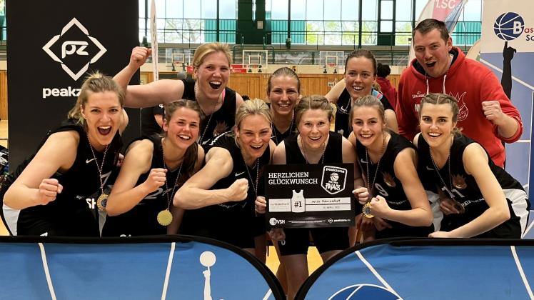 Basketballerinnen des MTSV Hohenwestedt feiern das Double
