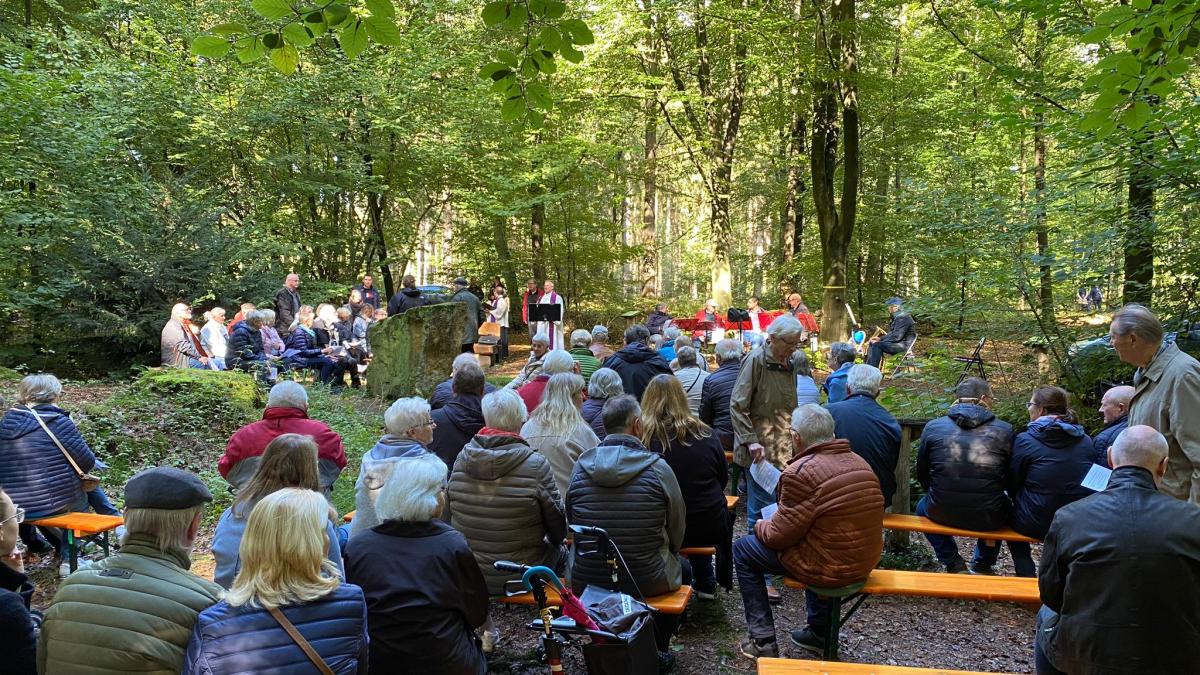 140 Besucher bei Jahresandacht im Friedwald in Achmer