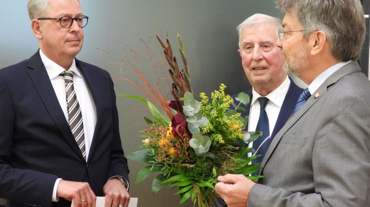 Landrat vereidigt – Klage gegen Abwahl des Vorgängers abgewiesen | SHZ