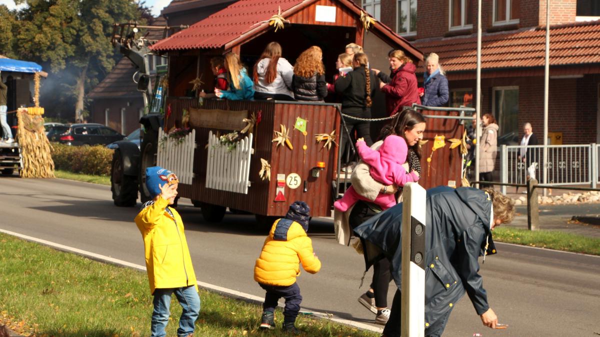 Erntedank in Bockhorst: Bis zu 40 Wagen beim Umzug durch das Dorf