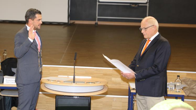 Marc Trampe offiziell als Rellingens Bürgermeister vereidigt