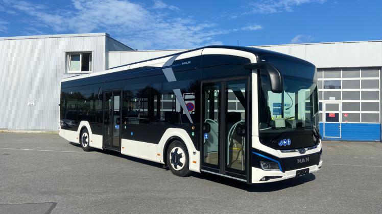 Nach zwei Jahren: Erster von fünf E-Bussen auf Sylt im Einsatz