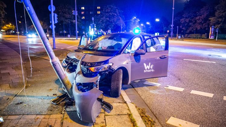 Unfall in Hamburg-Barmbek-Nord: Leihwagen kracht in Ampelmast