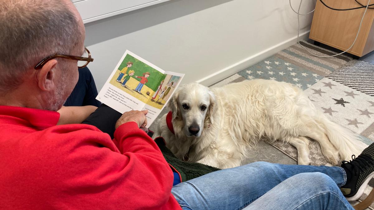 Lesehund Sam unterstützt an der Grundschule am Deich in Herzhorn