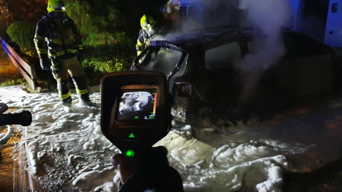 Feuer: VW Passat brennt in Pinneberg-Waldenau | SHZ