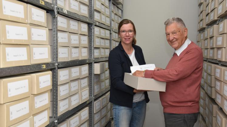 Michaela Henningsen löst Peter Wengel im Stadtarchiv Kappeln ab