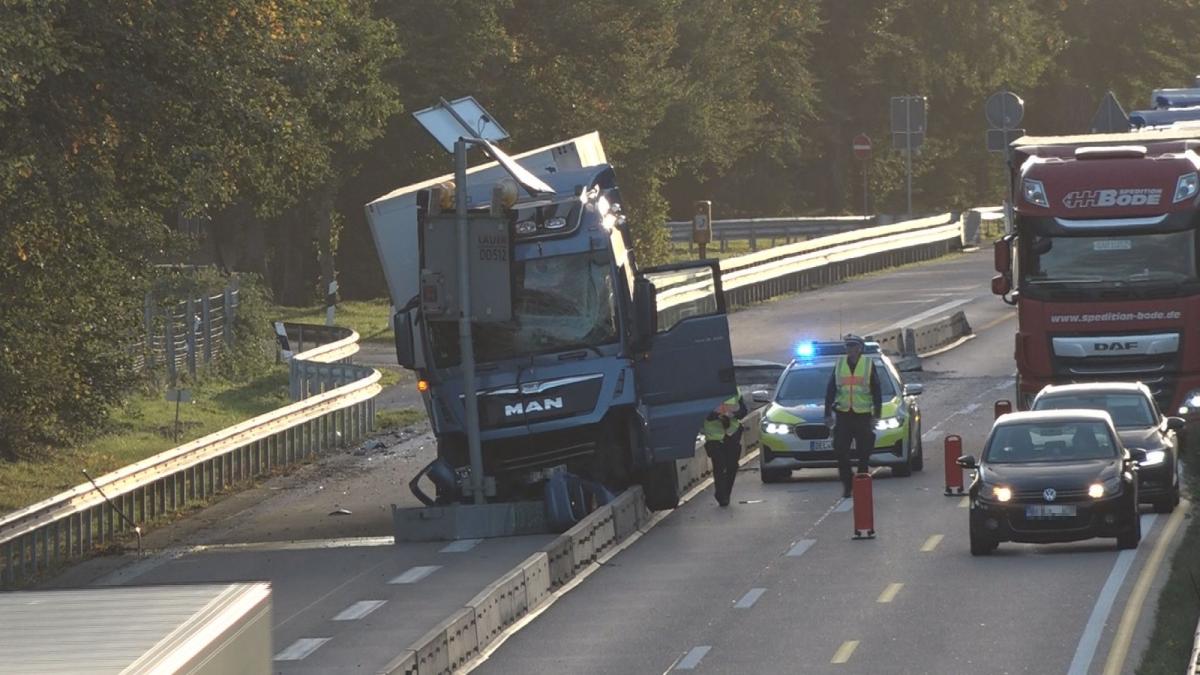 Hoher Schaden und Vollsperrung nach Unfall auf A1 bei Harpstedt