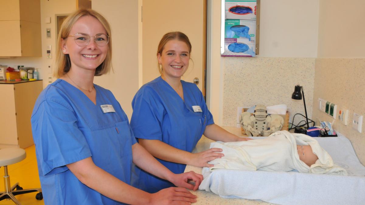 Fertig ausgebildet: Zwei neue Hebammen im Hümmling Hospital Sögel