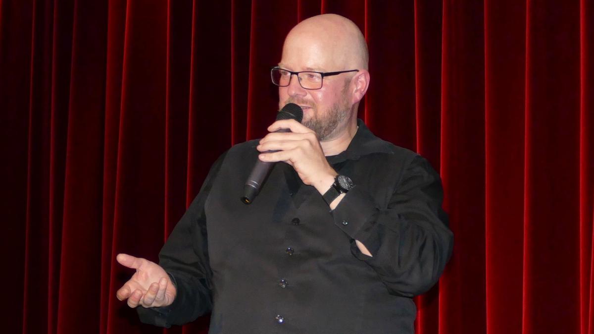 Christian von Aster überzeugt Publikum mit humorvollen Texten