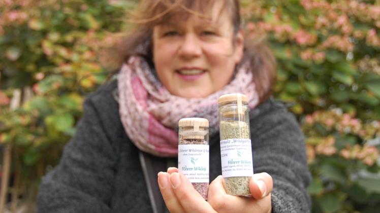 Barbara Pohlmann startet auf Föhr mit Kräuterwanderungen durch.