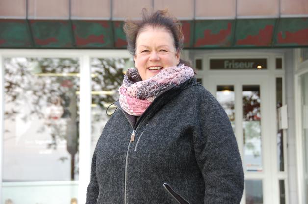 Barbara Pohlmann startet auf Föhr mit Kräuterwanderungen durch.