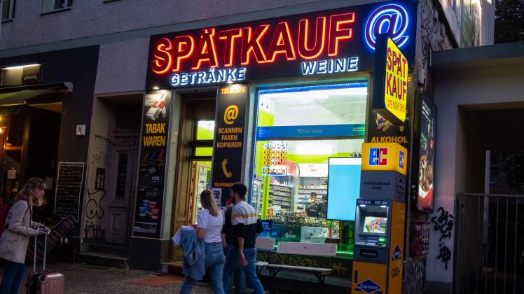 Aldi, Edeka, Rewe kürzen Öffnungszeiten. Ein Pro und Contra