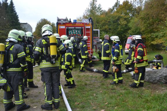 Feuerwehren aus Nordfriesland üben den Katastrophen-Ernstfall bei Seeth