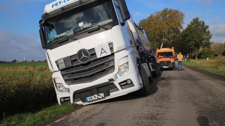 Abfall-Laster gerät in Dammfleth auf die Bankette