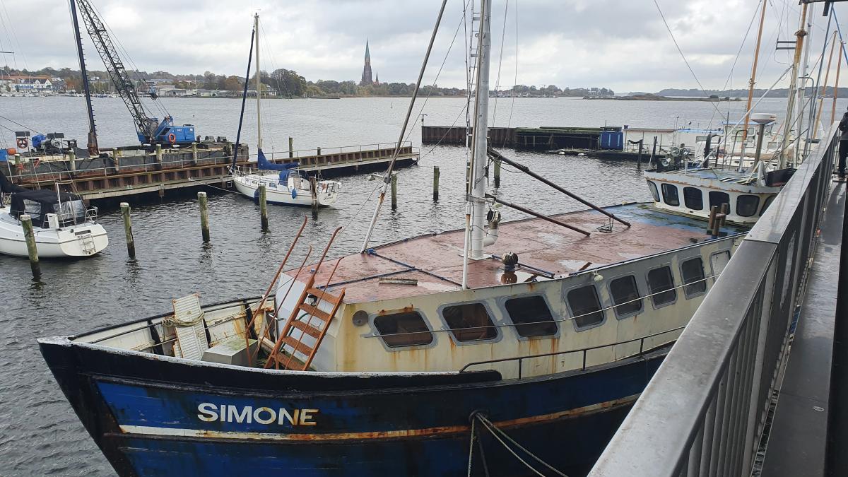 Schleswig: Gesunkener Kutter „Simone“ rostet weiter vor sich hin