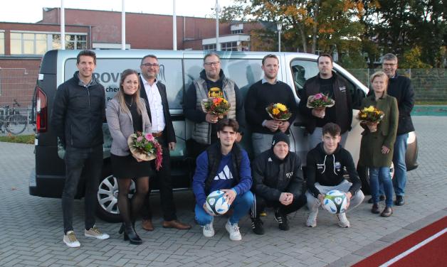 Sponsoren ermöglichen Vereinsbus für SVA-Jugend in Wilster