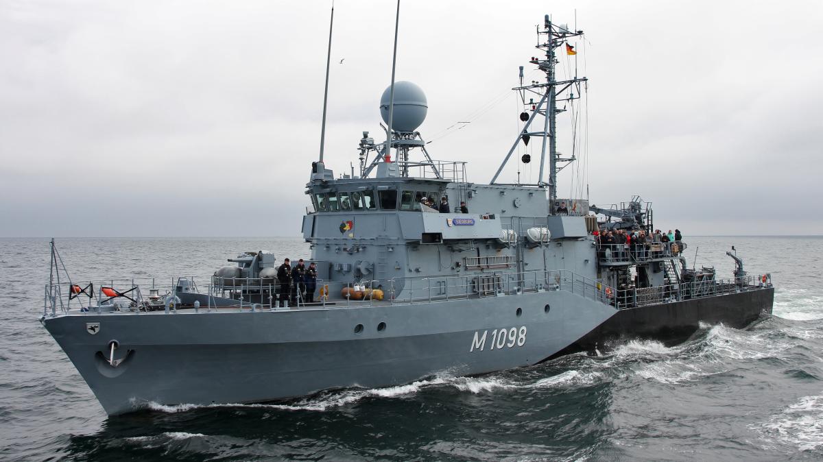 Minensuchboot „Siegburg“ der Marine legt in Kappeln an