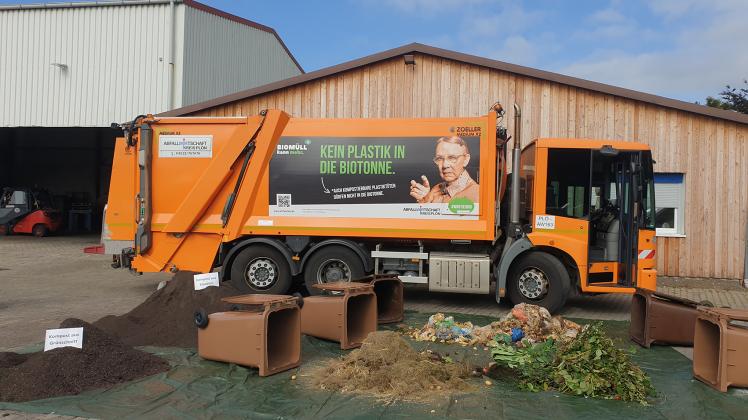 Mitarbeiter der Abfallwirtschaft blickten in die Abfallbehälter