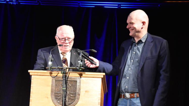 Applaus in der Maschinenhalle in Kappeln für Hans-Hermann Briese