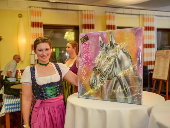 So ausgelassen feiert der Verband der Pferdesportvereine sein ...