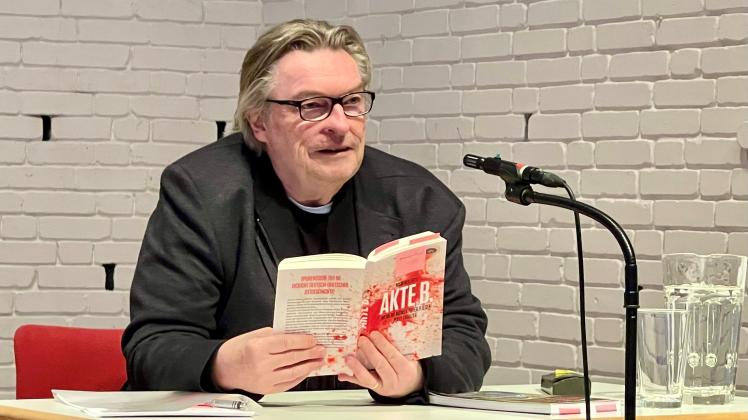 Manfred Ertel liest aus seinem Thriller über die Affäre Barschel