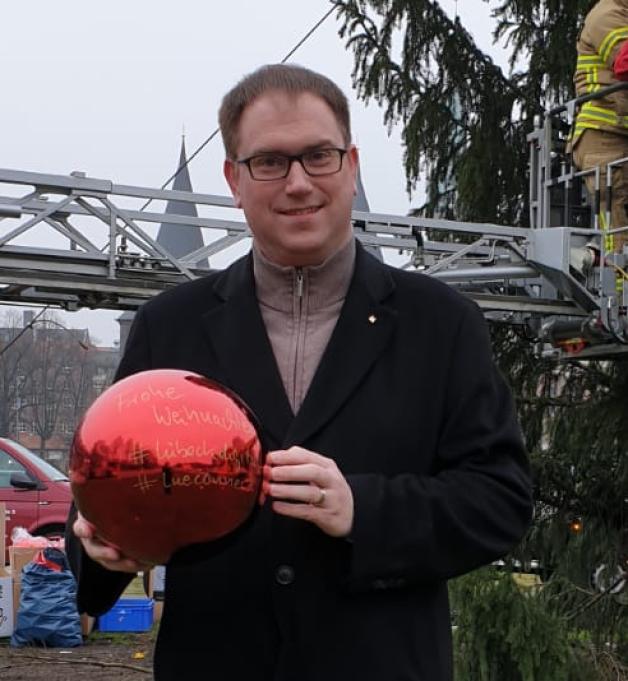 Weihnachtsmarkt: 30 Jahre Kotka-Tanne vor dem Lübecker Holstentor