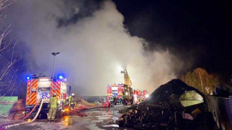 Großbrand in Witzhave: Feuer in Lagerhalle - Warnapp ausgelöst