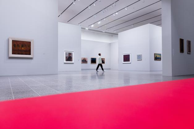 Piet Mondrian und sein Bild, das auf dem Kopf steht.