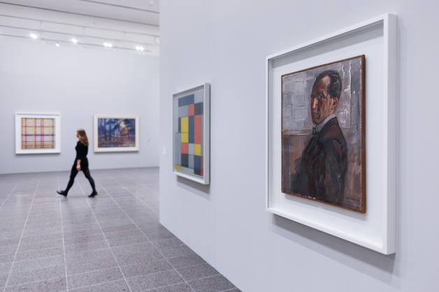 Piet Mondrian und sein Bild, das auf dem Kopf steht.