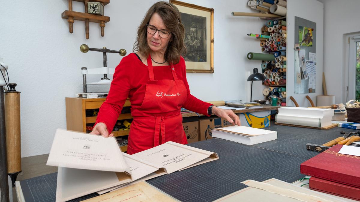 Christiane Rux aus Lübeck und die Kunst des Buchbindens