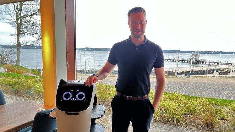 Glücksburg: Restaurant-Roboter belustigt Gäste