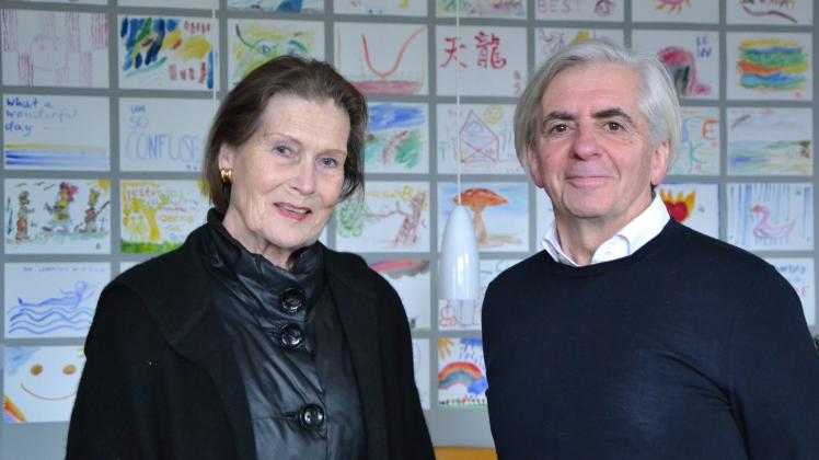 Brigitte Gerisch und Rainer Gröschl loben einen Kunstpreis aus