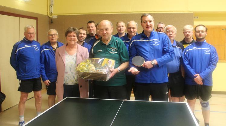 Uwe Ingwersen ist der älteste aktive Tischtennisspieler im Kreis