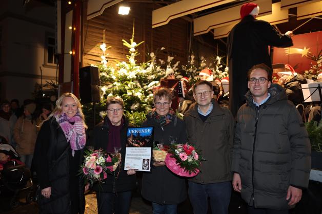 25 Jahre: Fair-Kaufs-Punkt auf Meller Weihnachtsmarkt geehrt