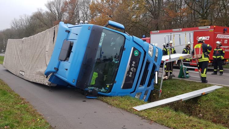 Sattelzug kippt in Salzbergen mit Anhänger auf die Seite