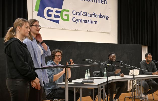 Fußballtrainer Daniel Thioune besucht seine ehemalige Schule.