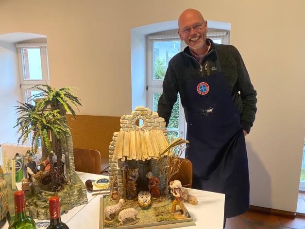 Wie diese drei Männer in Melle Krippen für Weihnachten bauen